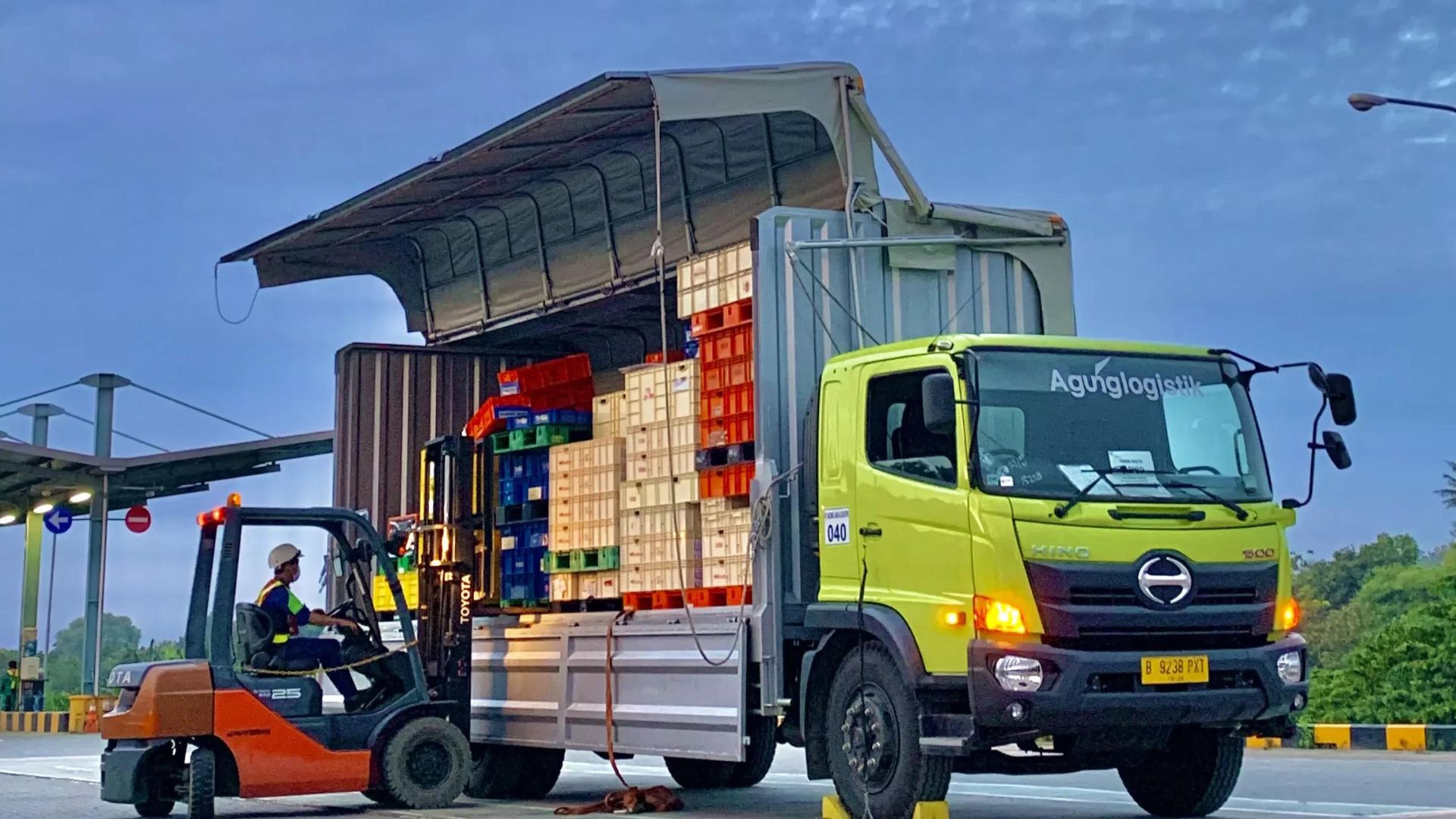 Tronton Wing Box: Solusi Efisien untuk Logistik Modern